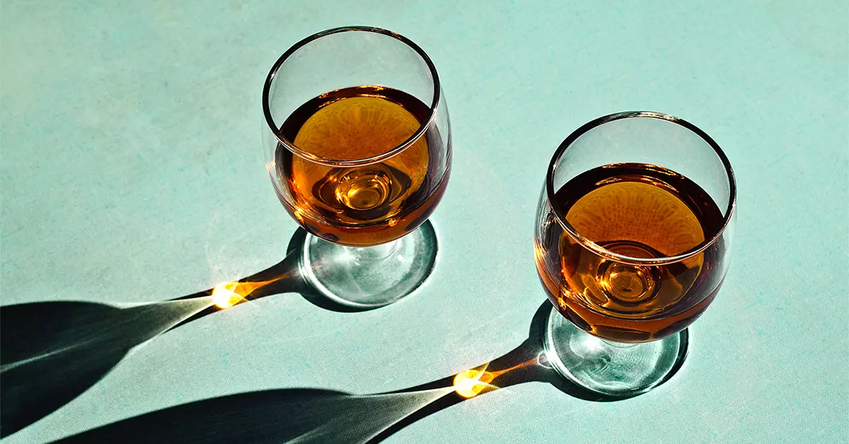 Výhody brandy: Výskum, riziká a výživa